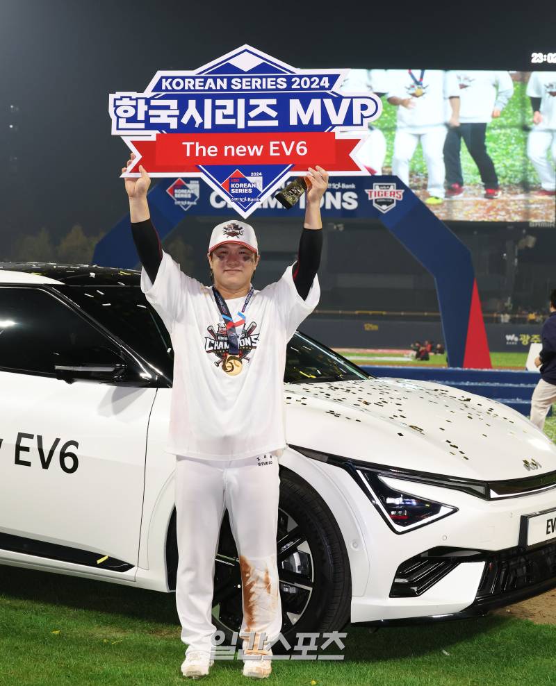 'MVP도 박빙' KIA 김선빈, '한 표 차이'로 KS MVP…김태군은 "친구가 받아서 기쁘다" [KS] - 일간스포츠