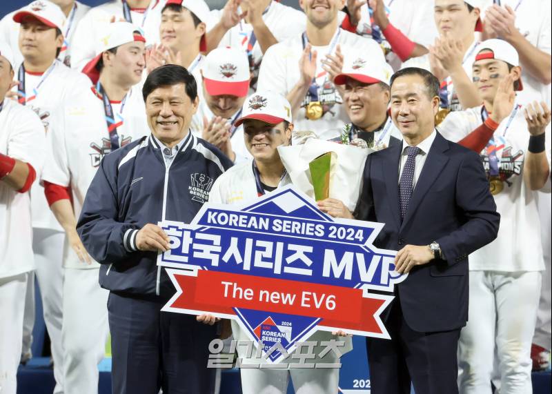 'MVP도 박빙' KIA 김선빈, '한 표 차이'로 KS MVP…김태군은 "친구가 받아서 기쁘다" [KS] - 일간스포츠