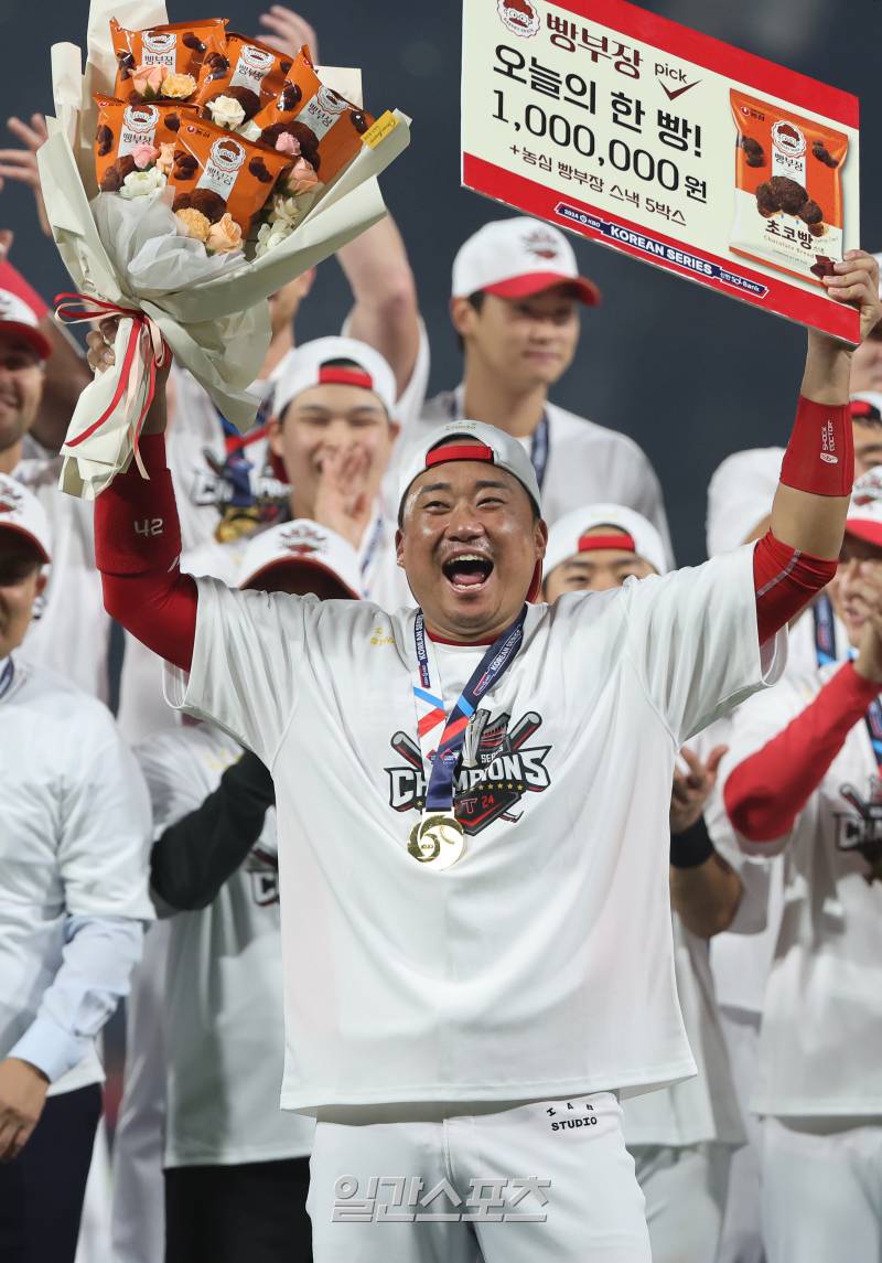 'MVP도 박빙' KIA 김선빈, '한 표 차이'로 KS MVP…김태군은 "친구가 받아서 기쁘다" [KS] - 일간스포츠